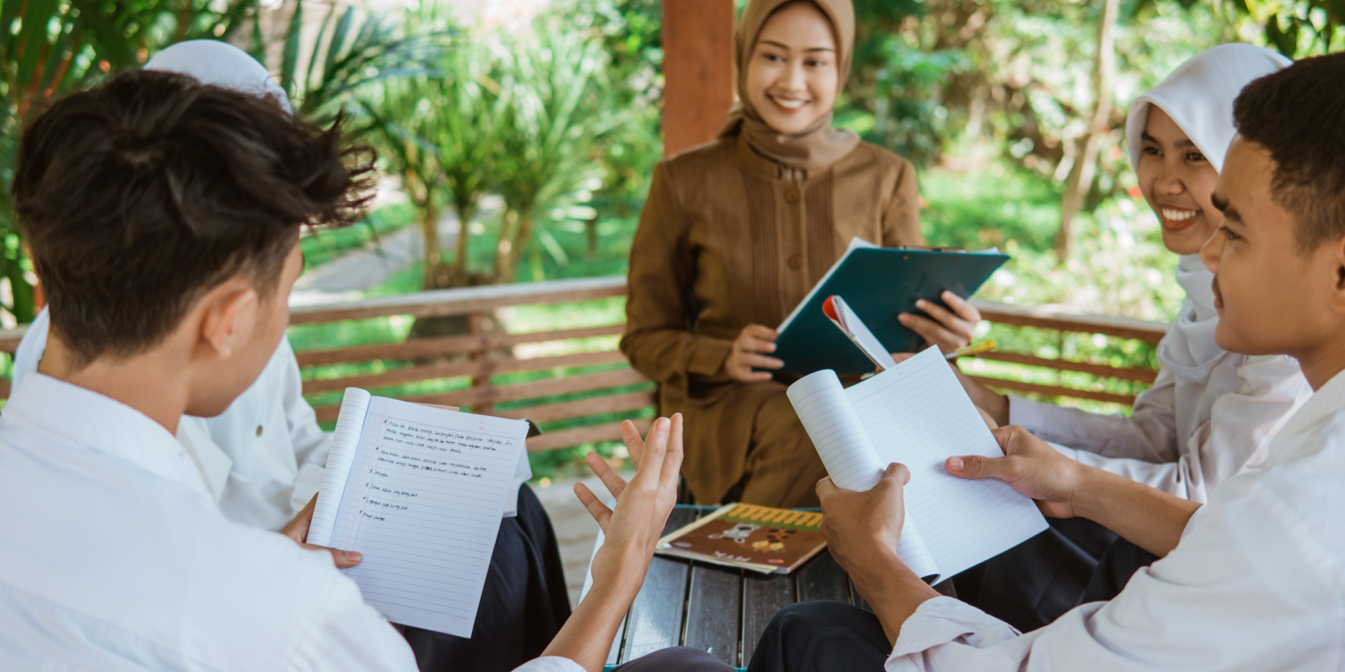 Scaffolding speaking tasks to encourage student - student interaction