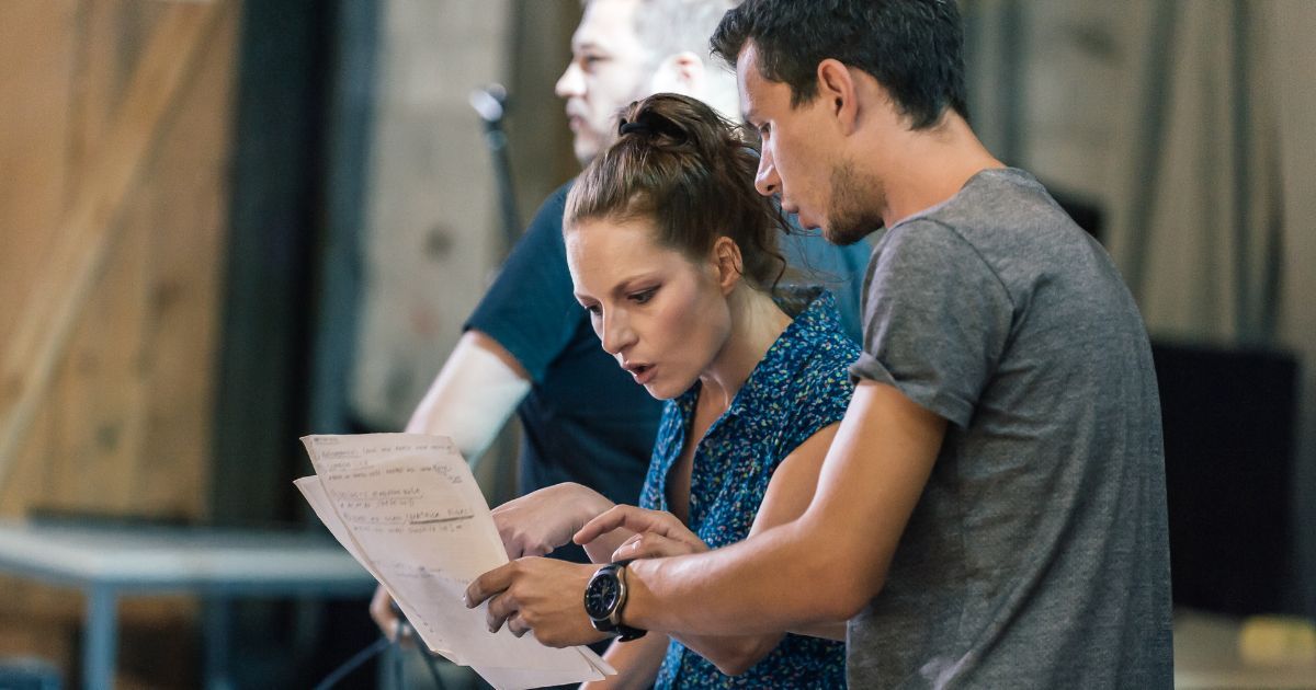 Assistant Director คือใคร ? เจาะลึกหน้าที่ของผู้ช่วยผู้กำกับในกองถ่าย ...